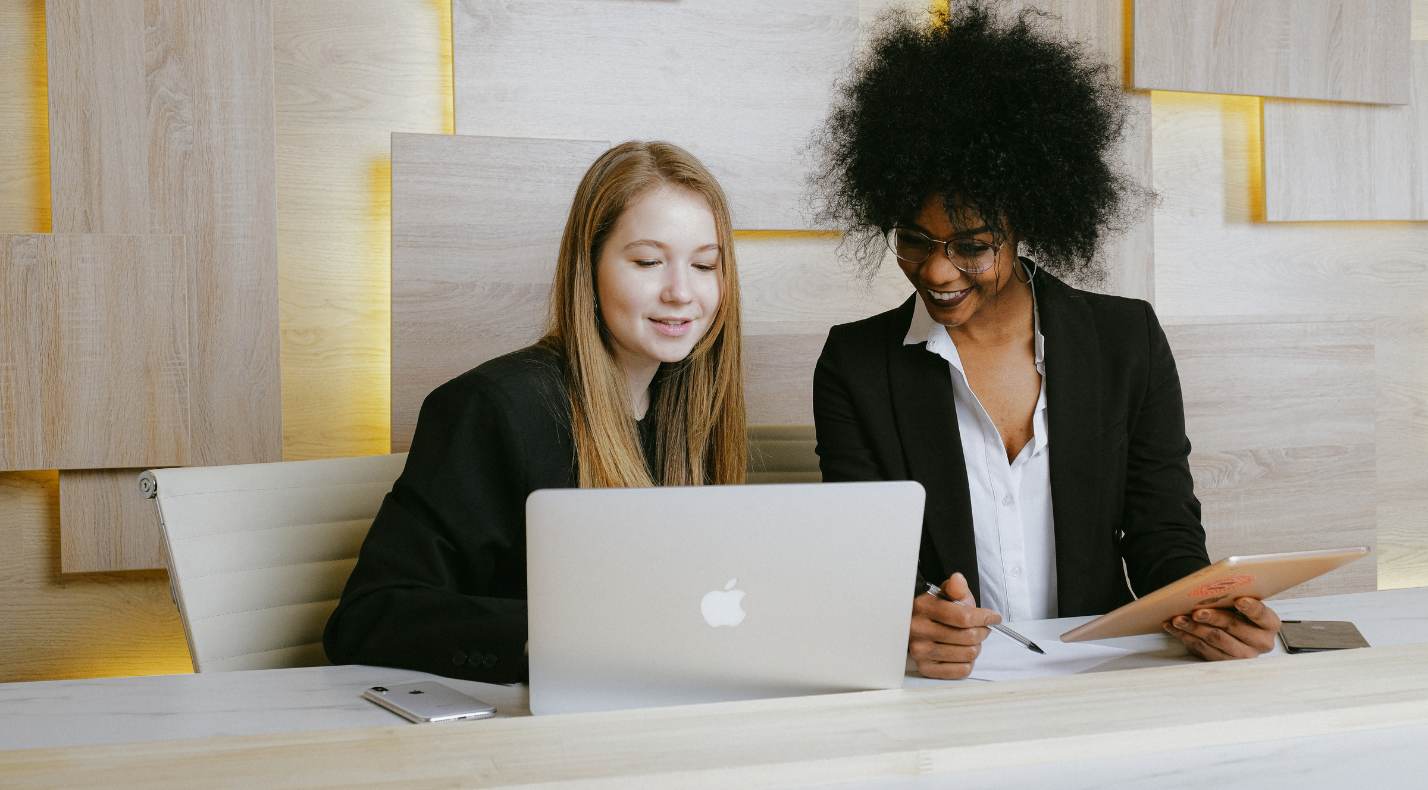 How to Conduct a Pay Review: Top Tips and Tricks | Factorial HR